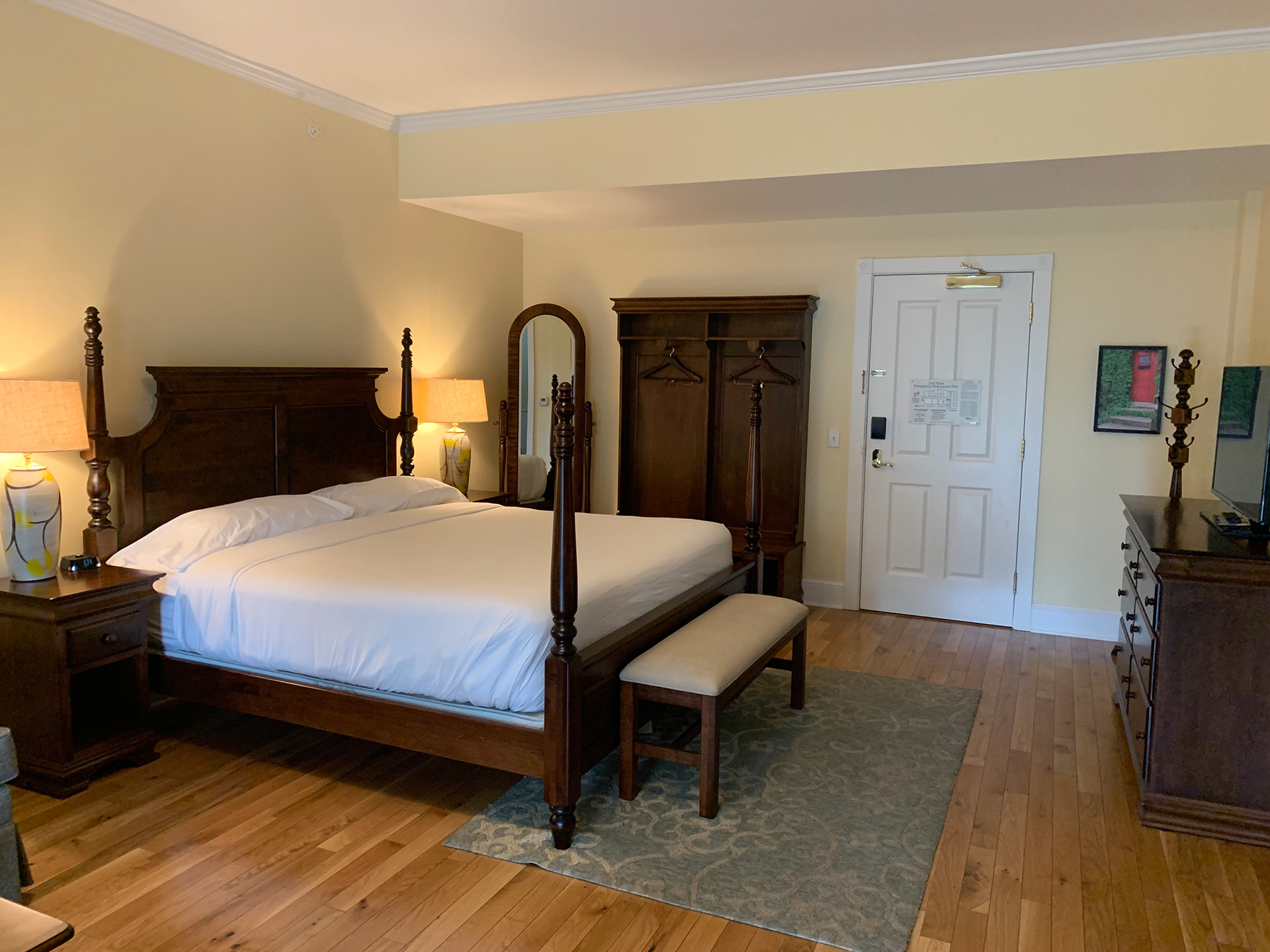 Deluxe King Suite - Mills Park Hotel